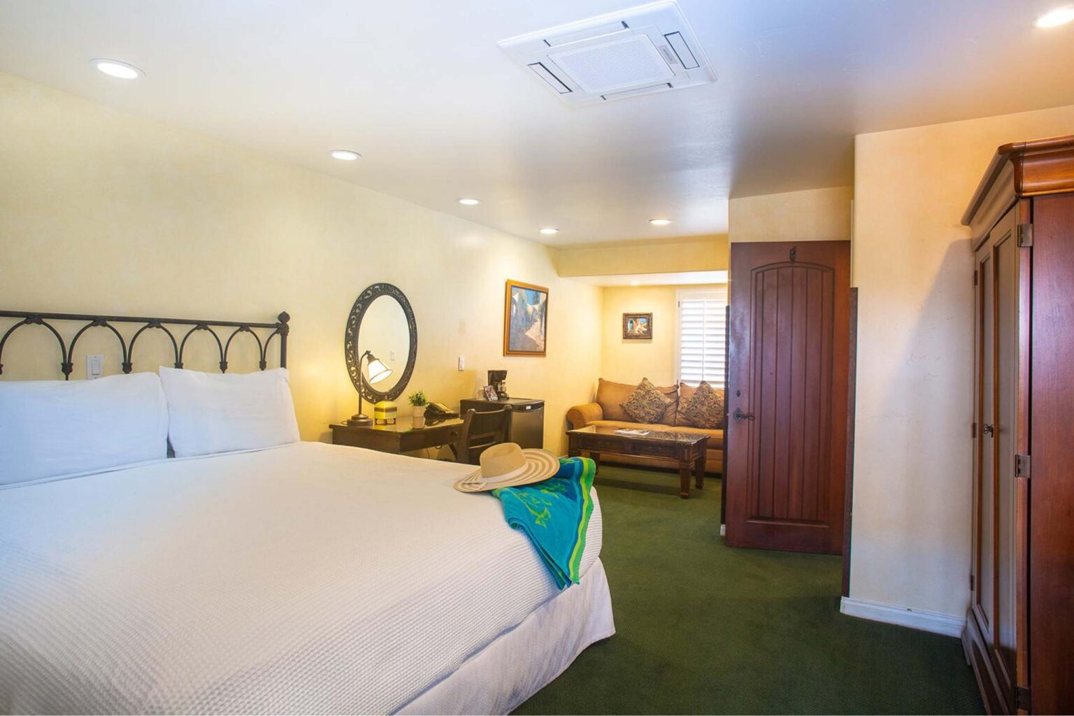 Castillo Inn at The Beach: Beachside Hotel in Santa Barbara